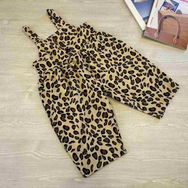 シンプルなデザインのヒョウ柄サロペットです。子供でも動きやすいスチレッチ生地を採用。レオパード柄が非常にオシャレです♪TシャツやロンTと合わせるのはもちろん、シャツを羽織ったりトレーナーをインしたり、あわせ方によってさまざまな季節に対応可能...