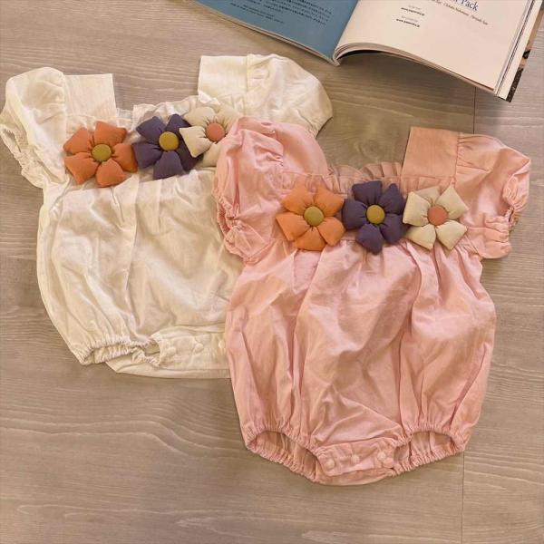 胸元に3つのお花が可愛いロンパースです。お祝いやお出かけに華やかな色どり。赤ちゃんの特別な日に。カラーホワイト、ピンクサイズ90cm寸法90cm 肩幅:23.5cm 身幅:27m 身丈:34cm 袖丈:13cm 透け感 なし生地の伸縮性 な...