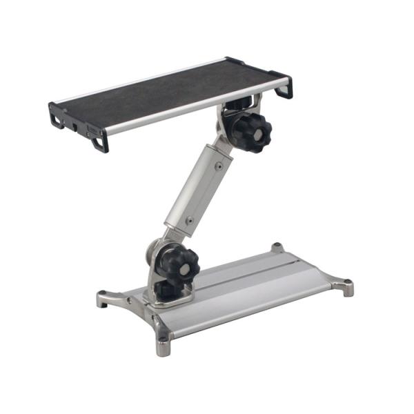 従来の樹脂パーツより、安定感と重量がUPしたDX（デラックス）タイプ。ワカサギリール台 DX (置き型)■材質:アルミ/樹脂/スポンジ　■リール台サイズ（mm）:208×112　■リール台有効サイズ（mm）:200×99　■リール台可動域（...