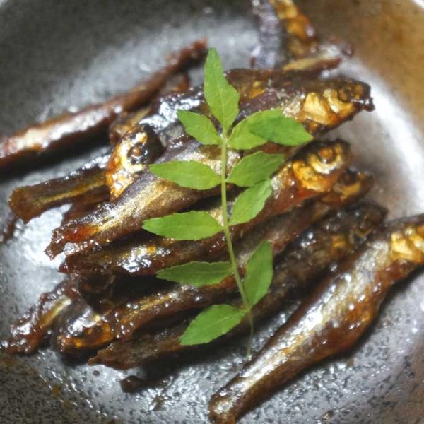 モロコを甘辛く炊いた甘露煮を真空パックでお届け一度食べるとまた食べたくなる素朴などこか懐かしいお味です。お酒のアテやお夕飯のもう一品に。【原材料名】モロコ、砂糖、醤油（小麦・大豆を含む）、水飴、味醂、米酢、塩漁獲量によっては滋賀県産と大阪産...