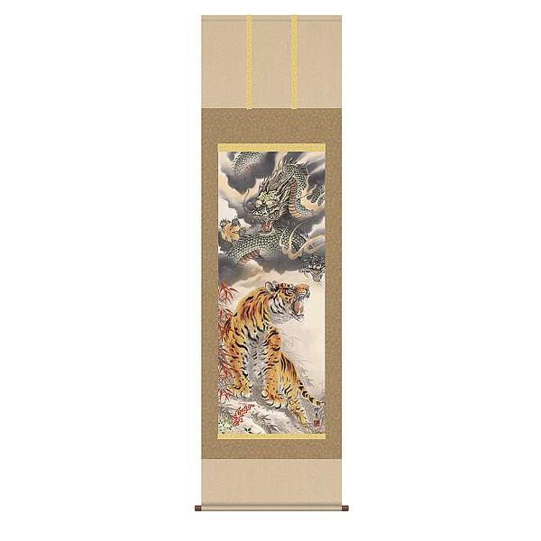 鋭い眼光を漲らせ、あたり一面に猛々しい威厳を示す龍と虎。古来、悪災除祓の象徴として崇められてきた双璧の題材が一堂に揃った厄除開運作品。