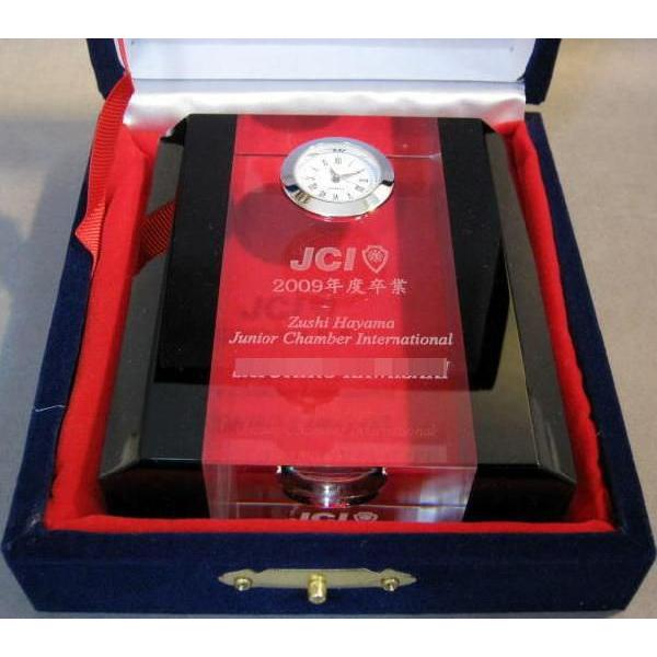 時計の下に、ロゴ・名前メッセージ・記念日を彫刻します!書体・メッセージ・イラストは差し替え出来ますので、ご希望の彫刻内容（デザイン・書体・文字の内容）についてご連絡をお願いします。退職祝い退職記念品サークルの記念品卒団記念品先生へ贈る記念品...