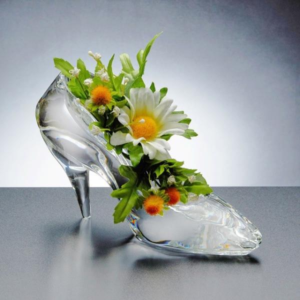素材：クリスタルガラス 商品サイズ：高さ12cm x 幅6.5cmx 奥行19.5cm (写真の花は付属しておりません)素敵なシンデレラのガラスの靴（1ヶ所）に、名前やメッセージを彫刻します!1ヶ所の彫刻はサービスになりますが、側面両側やつ...