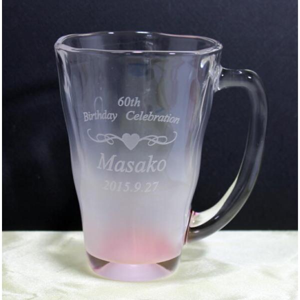 サイズ：直径92　高さ131　最大径120　容量390ml　日本製お名前や心を込めたメッセージ記念日イラストを彫刻したオリジナルのビアジョッキを作製します。赤い化粧箱と包装紙でラッピングできますので還暦祝いにもおすすめです！グラス内側に施さ...