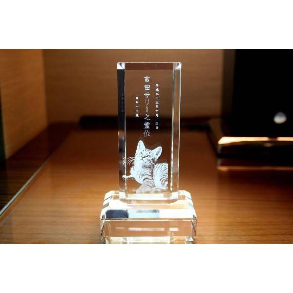 この商品は、納期を2週間以上いただいております。ペットの思い出に残る写真と文字を彫刻した、クリスタルガラスの位牌を作成します。加工方法：2Dラブリーフォトファイン写真データ画像をメールに添付してお送りいただければ、レイアウト画像を作成してお...