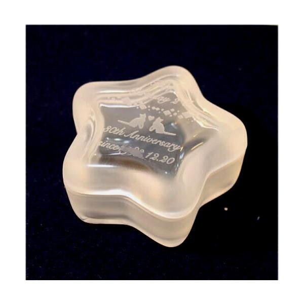 オリジナル彫刻付きの可愛い星型アクセサリーボックスを作成します。スター小物入れ　サイズ 89mm×89mm×49mm 専用の一個箱付きデザイン書体メッセージは当店のデザイン集からお選びいただけます。 誕生日プレゼント卒園記念品ホワイトデー卒...