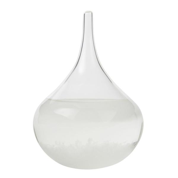 ストームグラスは19世紀初頭にヨーロッパにて航海時に気象情報を予測するのに使われていました。複数の化学薬品をアルコールに溶かしてガラス容器に詰めたもので、天候によって結晶の様子が変化すると言われています。正確な気象情報を予測するためにはお使...