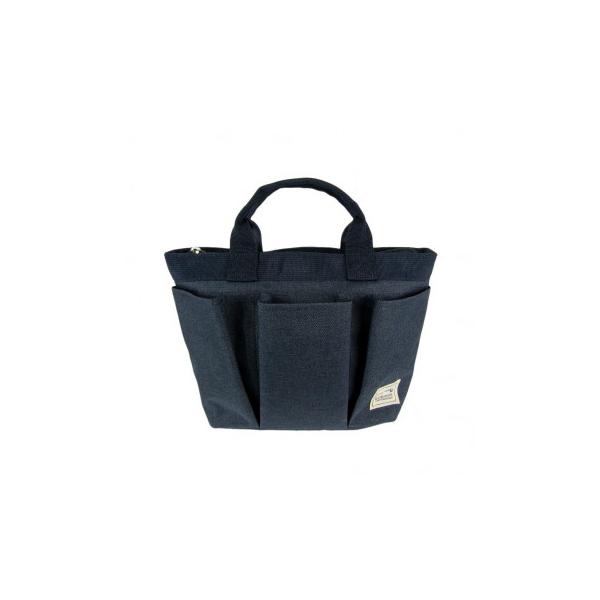 ランチバッグサイズのトートバッグです。前にオープンポケットが3つ、後にマグホック付きポケットがあります。お弁当水筒、長財布まで入るので使い勝手の良いアイテムです。