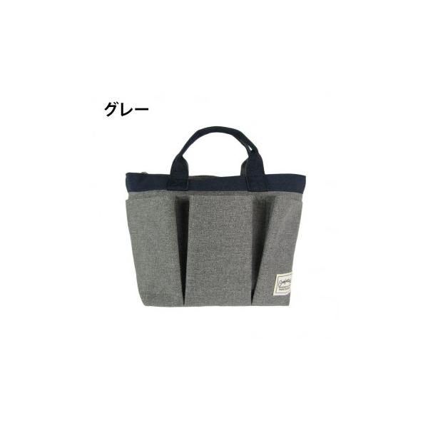 ポケット充実のランチバッグサイズのトートバッグです。前にオープンポケットが3つ、後にマグホック付きポケットがあります。お弁当箱や水筒、長財布まで入るので使い勝手の良いアイテムです。