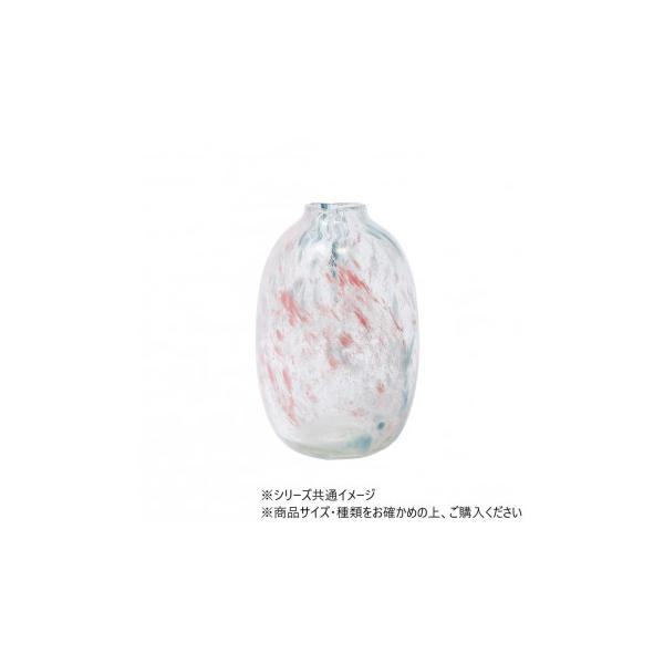 職人によって手作業で作られたガラス花瓶です。1つ1つ形や色などは異なり、生花にもグリーンにもドライにも合わせやすいデザインです。