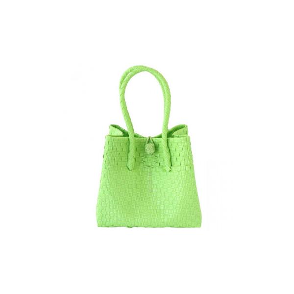 PASAR(パサール)はインドネシア語で市場。パサールバッグとは、バリの女性たちが朝、市場に買い出しに行くときに持っていくPP製のお買い物カゴのこと。軽くて濡れても平気、とにかく使いやすい。デイリーユースできるバリのエコバッグです。