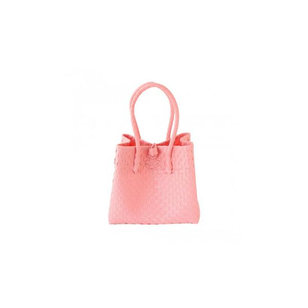 PASAR(パサール)はインドネシア語で市場。パサールバッグとは、バリの女性たちが朝、市場に買い出しに行くときに持っていくPP製のお買い物カゴのこと。軽くて濡れても平気、とにかく使いやすい。デイリーユースできるバリのエコバッグです。