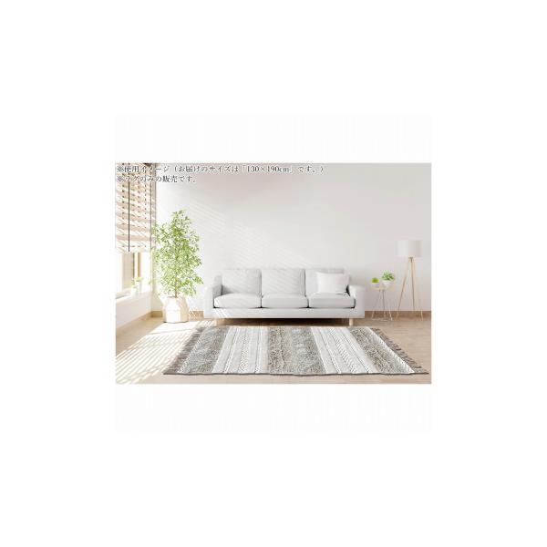 いろいろなモチーフを組み合わせたインドならではの手作りによるあたたかさを感じられます。シンプルなお部屋に変化を加えたい方におすすめのナチュラルなアクセントラグです。