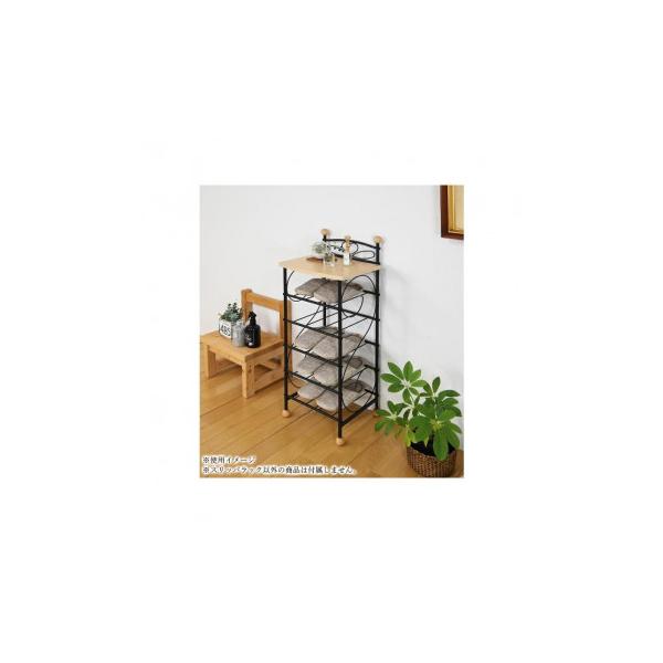 ハートをモチーフにしたアイアンテイストのスリッパラックです。天然木の丸い木玉がアクセント。小物が置ける木製のおしゃれな天板が付いていて便利です。スリッパ最大5足収納できます。足元の木玉がアジャスターになっていて、ガタつきを防ぐことができます。