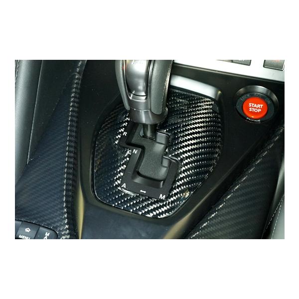 メーカー：RSW　アールエスダブリュー商品：シフトゲートパネル材質：綾織りブラックカーボン（クリアー塗装仕上げ）取付：付属の両面テープにて施工状態：新品未使用■適合車種車種：GT-R型式：R35年式：MY17〜（2016/08〜）■納期こち...