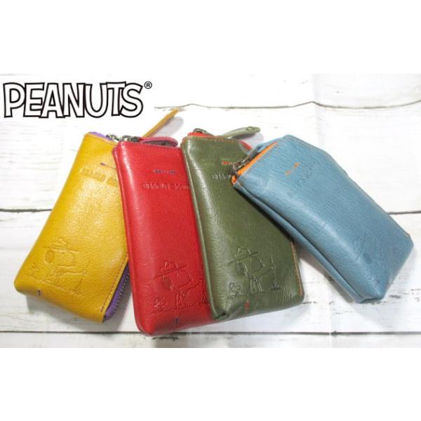 かわいいスヌーピーのBEAGLE SCOUTSシリーズのキーケースが新登場♪手触りのいいしっとりとした柔らかいレザーに、たきびをしているスヌーピーを前面に型押ししました。ファスナー付きのキーケースは、大きく作っておりいろいろ入り収納力抜群で...