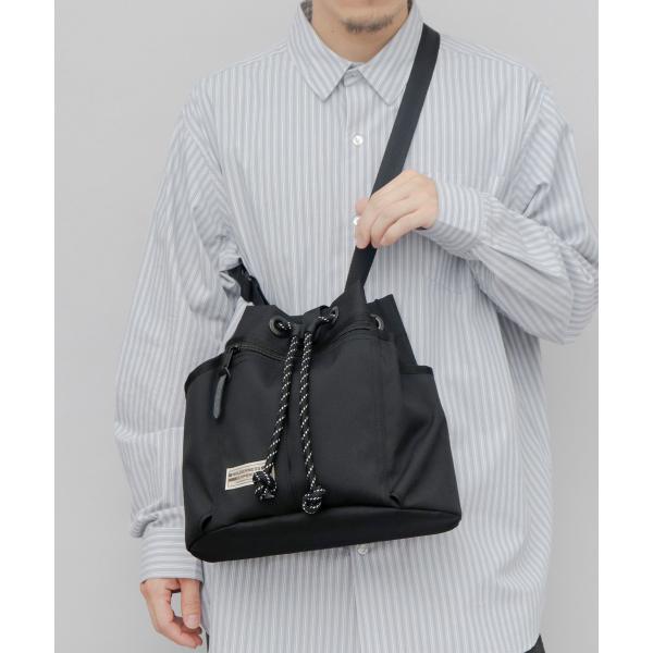 【発売日：2026年01月19日】■商品名WILDERNESS EXPERIENCE 巾着ショルダーバッグ■カラーブラック×ブラック■サイズ底横幅：約30.5cm高さ：約27.5cmマチ：約13.0cmショルダーベルト：~約107.0cm（...