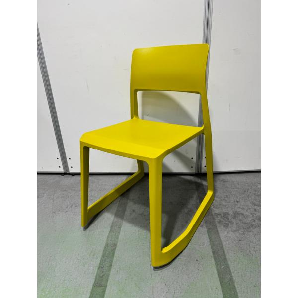 ■管理番号：2200000081118■メーカー：Vitra（ヴィトラ）■シリーズ：Tip Ton(ティプトン)チェア耐久性があるプラスチック製で、椅子に座った時、身体の体重移動により姿勢を安定させながら前傾することができます。一般的なオフ...
