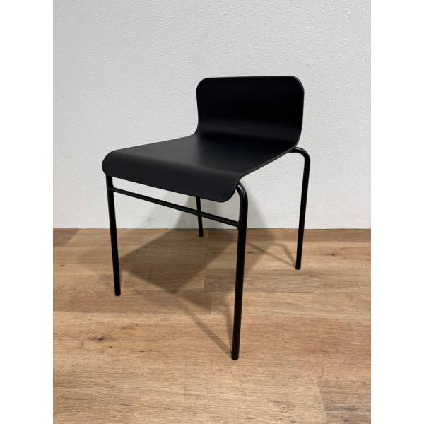 ■管理番号：2200000091204■メーカー：ライオン■型番：LE-2200-BK■カラー：ブラック /ブラック■シリーズ：LEOシリーズ■座面の高さ：SH420mm■外形寸法：W425 x D440x H580mm※上記は型番などから...