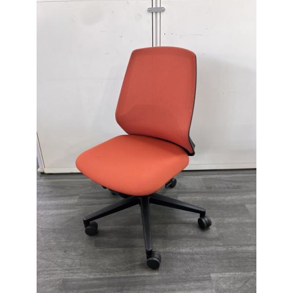 ■管理番号：2200000101052■メーカー：ウチダ（内田洋行）■型番：NA-300BBAL-PAHL■カラー：オレンジ /背座テラコッタ■シリーズ：ニンバスチェア様々な体格にフィットする調整機構を備えたチェア。3層構造の座クッションと...