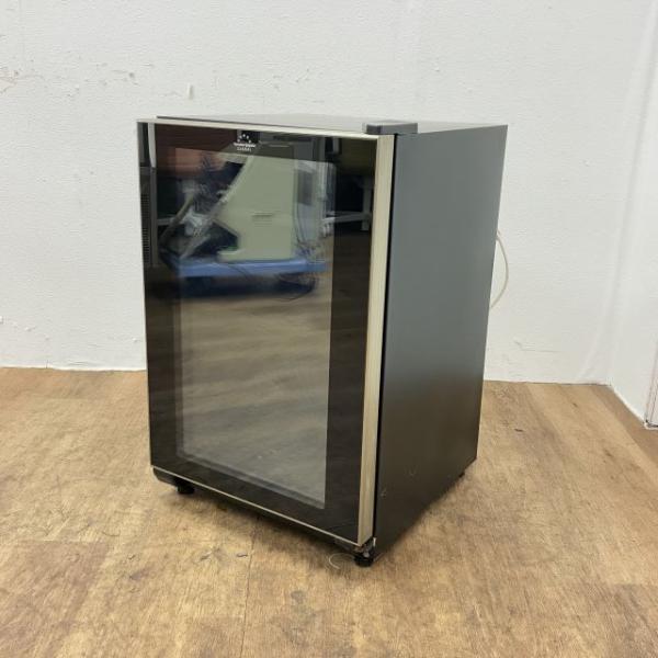 ■管理番号：2200000112687■メーカー：フォルスタージャパン■型番：FJC-85G(BK)■電源：単相100V■周波数：50/60Hz■消費電力：82/82W■温度帯：冷蔵：6〜18℃■内容量：冷蔵：83L■能力：収納本数：26本...