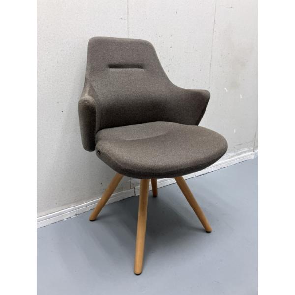 ■管理番号：2200000119297■メーカー：オカムラ■型番：CD43YW-FXW3■カラー：グレー /ダークブラウン■シリーズ：ライブス　ワークチェアシリーズ■座面の高さ：SH470mm■座面幅：W521mm■座面奥行：D440mm■...