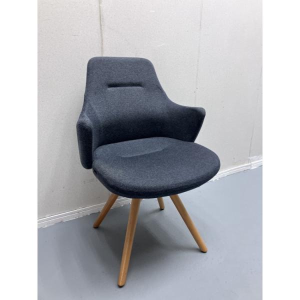 ■管理番号：2200000119298■メーカー：オカムラ■型番：CD43YW-FXW4■カラー：ブルー /インディゴ■シリーズ：ライブス　ワークチェアシリーズ■座面の高さ：SH470mm■座面幅：W521mm■座面奥行：D440mm■脚部...