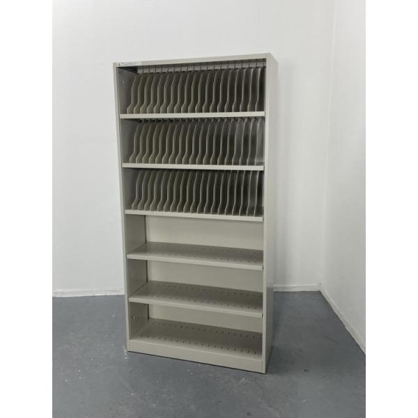 ■管理番号：2200000129585■メーカー：コクヨ■型番：HP-SA49F1■カラー：グレー /ナチュラルグレー■外形寸法：W900 x D320x H1790mm■規格・仕様：仕切り板57枚※上記は型番などから調べたデータを抜粋した...