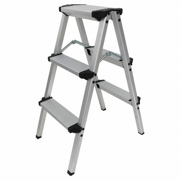 一家に一台あると便利！照明器具の交換や、棚の上の物を取るときなどに役立つ3段ステップの脚立です。エアコン掃除や車の洗車、棚上の収納、年末の大掃除時など大活躍！！■幅広く安定感のあるステップ奥行約32.8cm・幅約15.8cmの幅広い天板で安...