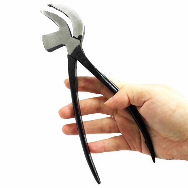 靴の製造工程で使われる専門工具、靴職人のシンボル「ピンサーペンチ」です。この1本で《革張り》《釘打ち》《慣らし》《釘抜き》の4つの作業ができます。ペンチ部分で革をしっかりと掴み、突起部分は革を引っ張るときの土台として、力をかけやすく微調整し...