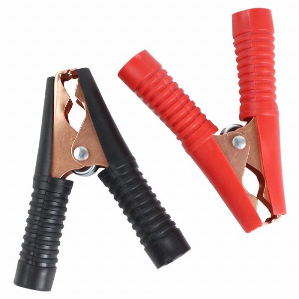 バッテリーへ配線を繋ぐための、対応電流100Aのクリップです。 取り外し可能な厚めの保護絶縁カバー付きで、強力なバネの力でしっかりグリップします。【セット内容】バッテリークリップ　赤＆黒セット【規格】12/ 24V・100A【サイズ（約）】...