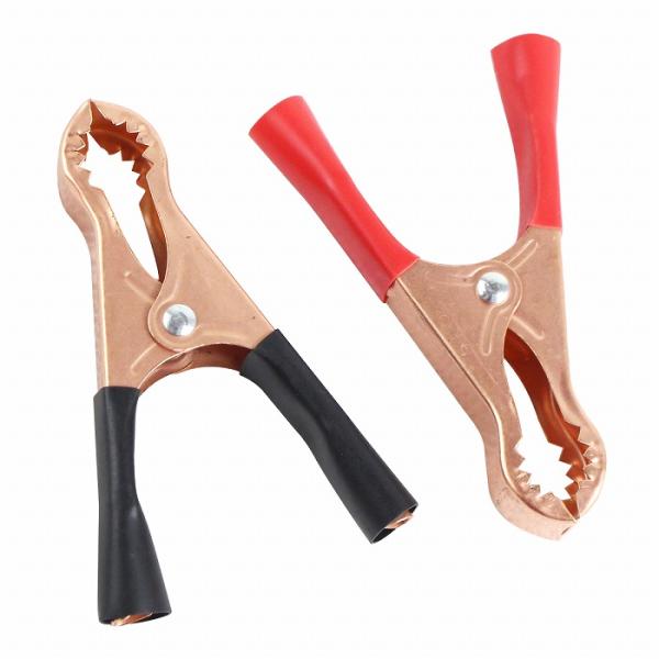 バッテリーへ配線を繋ぐための、対応電流50Aのクリップです。 取り外し可能な厚めの保護絶縁カバー付きで、強力なバネの力でしっかりグリップします。【セット内容】バッテリークリップ×2本（赤＆黒）【サイズ（約）】クリップ縦：約7cm／横：約4....