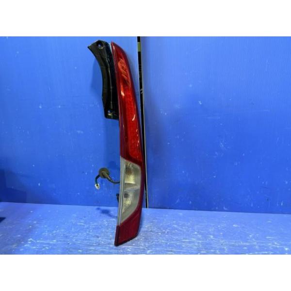 **** 商品説明を必ずご確認ください ****部品管理番号：000193031115500部品メーカー：イチコーメーカー純正品番：81550-B2530部品名：右テールランプ部品メーカー品番：D166部品区分：リサイクル品管理品番：AB9...