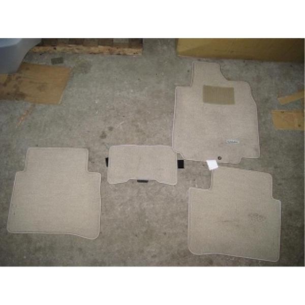 **** 商品説明を必ずご確認ください ****部品管理番号：000594975977450部品名：フロアマット部品区分：リサイクル品管理品番：E7722車名：ティーダ ラティオ車両タイプ名：4ドアセダン通称型式：BDUARDAC11EDA...