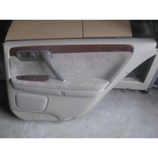 **** 商品説明を必ずご確認ください ****部品管理番号：000775576313350メーカー純正品番：67630-3F340-A0部品名：右Rドアトリム部品区分：リサイクル品管理品番：K6972車名：クラウンマジェスタ車両タイプ名：...