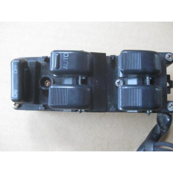 **** 商品説明を必ずご確認ください ****部品管理番号：000828330761900メーカー純正品番：84820-87204部品名：パワーウインドウスイッチ部品区分：リサイクル品管理品番：L4417車名：ミラモデルノ車両タイプ名：5...