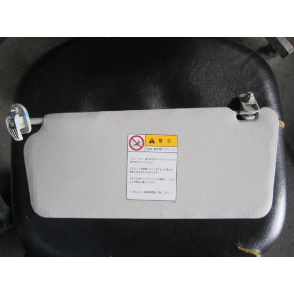 **** 商品説明を必ずご確認ください ****部品管理番号：001095271677350メーカー純正品番：1A25-69-320A T3部品名：サンバイザー部品区分：リサイクル品管理品番：L9708車名：スクラム車両タイプ名：ケイバン通...