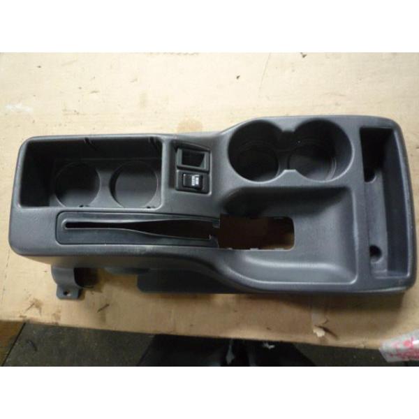**** 商品説明を必ずご確認ください ****部品管理番号：001285749377100メーカー純正品番：92111TC050NR部品名：コンソールボックス部品区分：リサイクル品管理品番：U5679車名：サンバー車両タイプ名：ケイバン通...