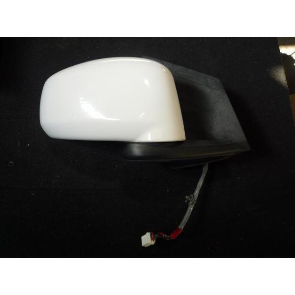 **** 商品説明を必ずご確認ください ****部品管理番号：001397868113500メーカー純正品番：1N42-69-120 1M部品名：右サイドミラー部品区分：リサイクル品管理品番：X2054部品カラー：ホワイト車名：ファミリア車...