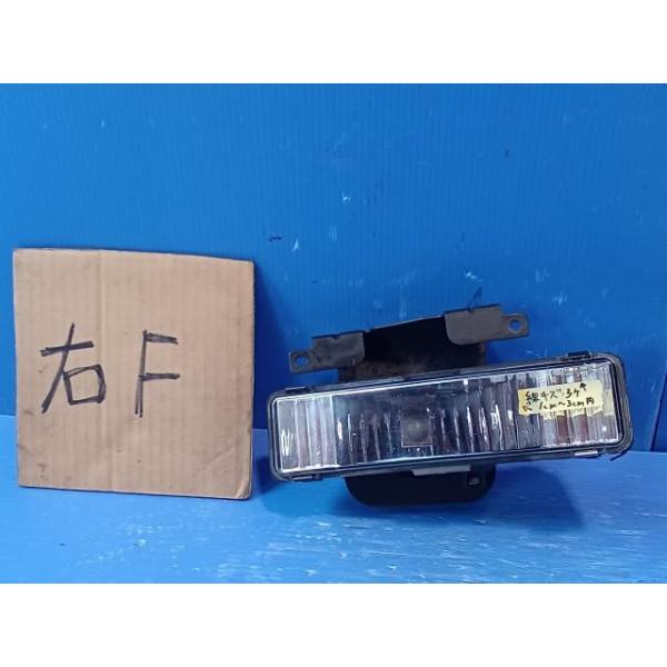 **** 商品説明を必ずご確認ください ****部品管理番号：230301000110850部品名：右フォグランプ部品区分：リサイクル品管理品番：AB6648車名：キャデラック セビル 車両タイプ名：4ドアセダン通称型式：1G6認定型式：E...