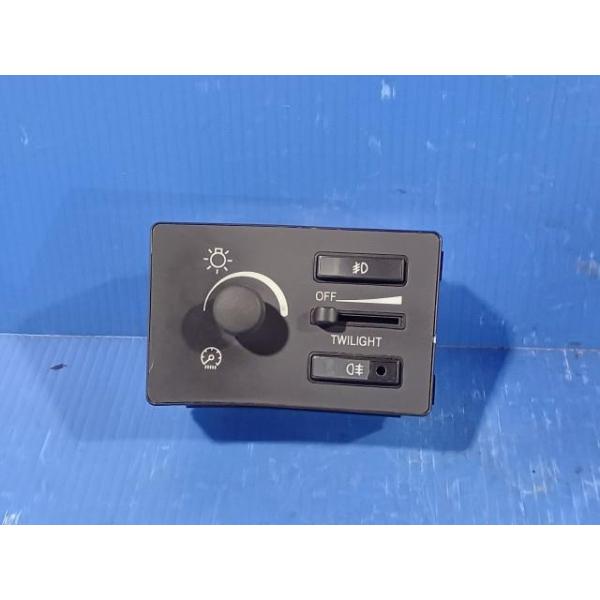 **** 商品説明を必ずご確認ください ****部品管理番号：230301000169150部品名：ライトスイッチ部品区分：リサイクル品管理品番：AB6662車名：キャデラック セビル 車両タイプ名：4ドアセダン通称型式：1G6認定型式：E...