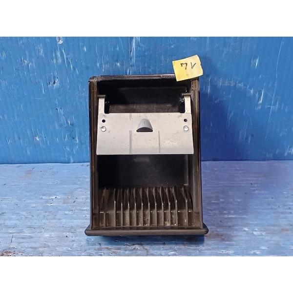 **** 商品説明を必ずご確認ください ****部品管理番号：231114000270250メーカー純正品番：66348TA011部品名：灰皿部品区分：リサイクル品管理品番：AC6227車名：サンバー車両タイプ名：ケイトラック通称型式：TT...