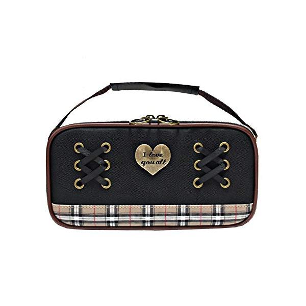 ブラック/-/laceupsa・Color:ブラック・かわいいハートのエンブレムと人気のチェック柄の裁縫セット。・ハートのエンブレムは金古美加工でおしゃれなアンティーク調。・レースアップがおしゃれな裁縫バッグ。・セットの中身が学校準拠なので...