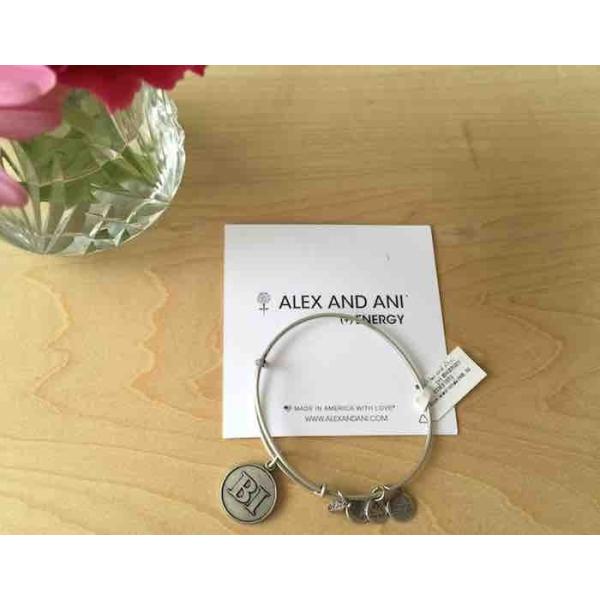 直径：約6-7cm素材: リサイクルメタル色柄: シルバー ブロックアイランド開閉様式：伸縮タイプ  ブランド：アレックスアンドアニーアレックスアンドアニー発祥のロードアイランド州のブロックアイランドのイニシャルバングルです。