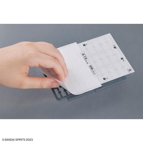 カスタマイズ入門者でも手軽にディテールアップが出来るカスタイズマテリアルシリーズに、デコレーションパーツが新規展開！専用のシールを使用して好きな箇所に簡単に貼り付けよう！■汎用性の高いグレーカラー。■ジョイント穴をカバーするだけで、装甲の密...