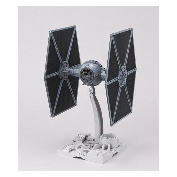 ■『エピソード4/新たなる希望』より、タイ・ファイターを1/72で再現。全長100mm。■特徴的なソーラーパネルを細部にわたって再現。■ビューポートはオールクリア素材のものとフレームのみのもの、2種が付属。■コクピット内のディテールは二重の...