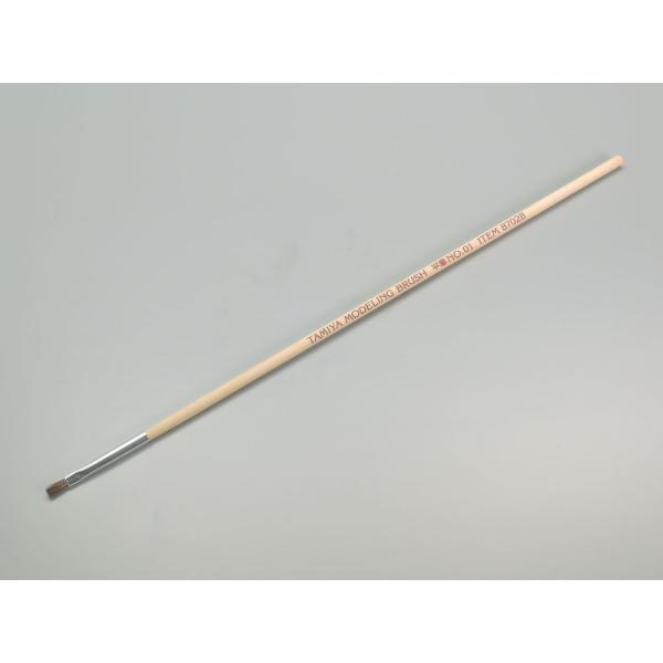 筆はサイズを選ぶことで作業の能率アップになり、さらにモデルの仕上がりも違ってきます。平筆01は幅約2.5mm。カーモデルのエンジン部分などのように複雑な形状でしかも面積のあるパーツの塗装に最適です。軸は汗を吸い取り、手になじみやすい木製。毛...