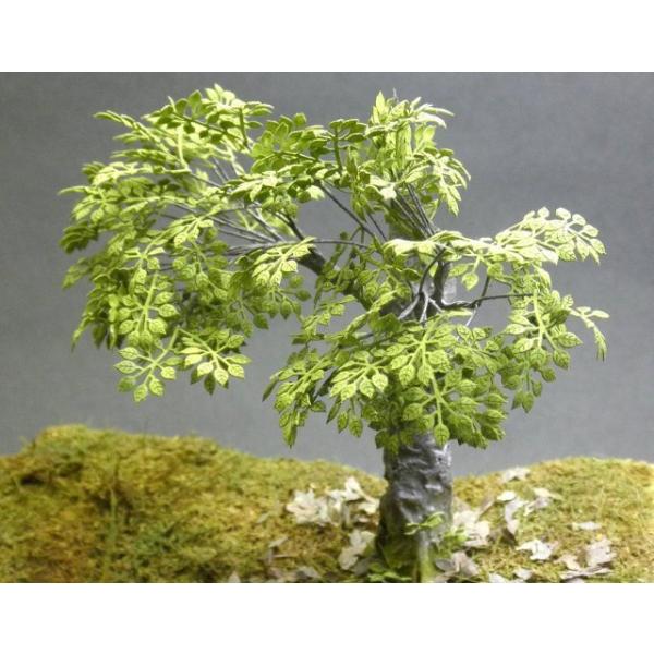 商品画像は着色完成例となっております。無着色のペーパークラフトとなっております。従来の雑木を改良し、作業性と増量を実現しました。キット数（制作可能数）：１本程度主素材：再生紙