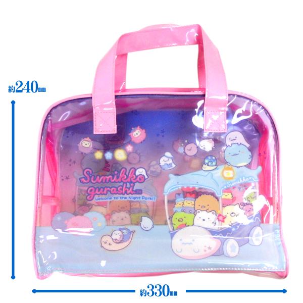 【送料について】送料別（宅配便）。「ゆうパック」、「エコ配」のいずれかとなります。★配送会社及び配送日時の指定は承れません。・お子様に絶大な人気を誇る「すみっコぐらし」のビニールボストンバッグです。・絵柄の背景はクリアだよ♪・背面も同じ柄！...