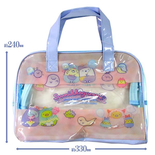 【送料について】送料別（宅配便）。「ゆうパック」、「エコ配」のいずれかとなります。★配送会社及び配送日時の指定は承れません。・お子様に絶大な人気を誇る「すみっコぐらし」のビニールボストンバッグです。・絵柄の背景はクリアだよ♪・背面も同じ柄！...